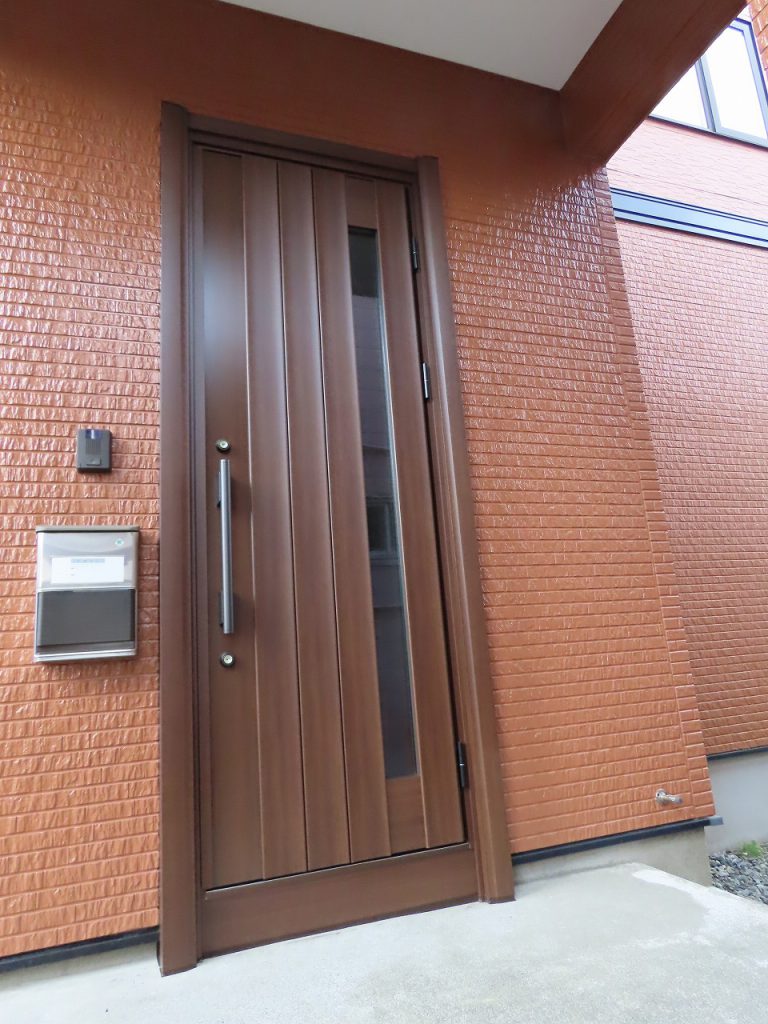 北海道 江別市 YKKAP D2仕様 N05型 片開き ショコラウォールナット | YKKAP玄関ドア交換・リフォーム専門店 玄関ドア専科