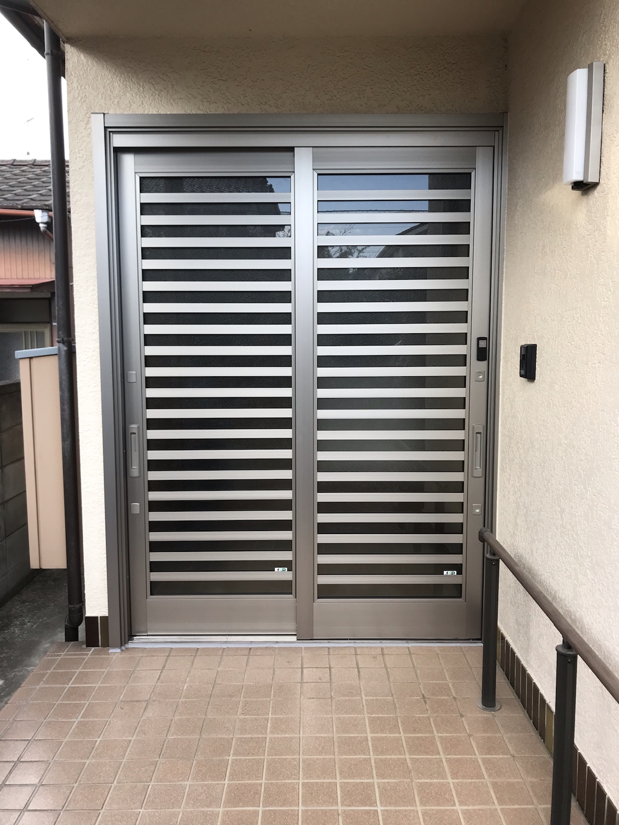 埼玉県 羽生市 LIXILリシェント 単板 S56型 シャイングレー色 | YKKAP玄関ドア交換・リフォーム専門店 玄関ドア専科