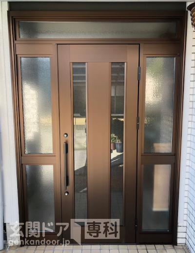 愛媛県 四国中央市 YKKAPドアリモアルミ仕様 S02型 両袖FIX中桟ランマ付 ブラウン色 | YKKAP玄関ドア交換・リフォーム専門店 玄関ドア専科
