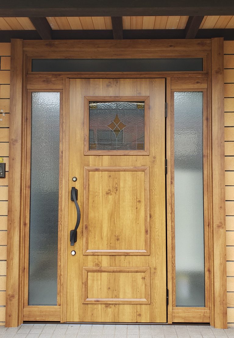 玄関ドア施工例 広島県呉市 YKKAP・ドアリモ・断熱・D4・両袖FIX・E02・色：マキアートパイン | YKKAP玄関ドア交換・リフォーム専門店 玄関ドア専科