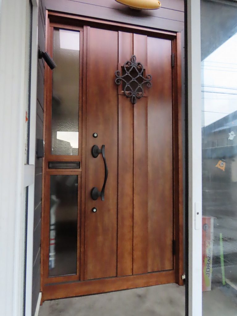 北海道 札幌市 LIXIL K4仕様 D77 片袖FIX中桟ポスト付 ハンドダウンチェリー | YKKAP玄関ドア交換・リフォーム専門店 玄関ドア専科