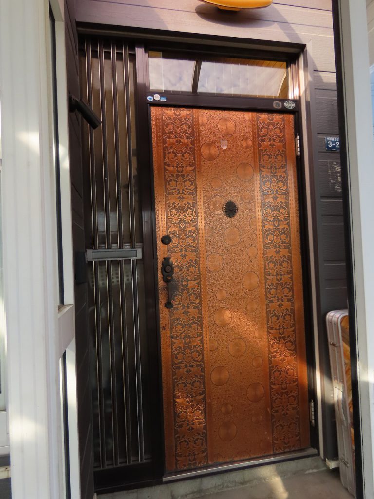 玄関ドア施工例 北海道 札幌市 LIXIL K4仕様 D77 片袖FIX中桟ポスト付 ハンドダウンチェリー | YKKAP玄関ドア交換・リフォーム専門店 玄関ドア専科