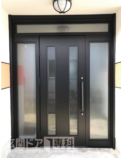 玄関ドア施工例 鹿児島県 志布志市 YKKAP アルミ仕様 S02型 両袖FIXランマ付 カームブラック色 | YKKAP玄関ドア交換・リフォーム専門店 玄関ドア専科