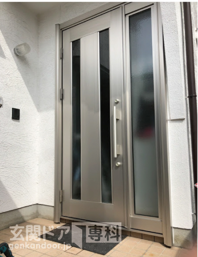 玄関ドア施工例 兵庫県 高砂市 YKKAPドアリモ アルミ仕様 S02型 片袖FIX プラチナステン色 | YKKAP玄関ドア交換・リフォーム専門店 玄関ドア専科