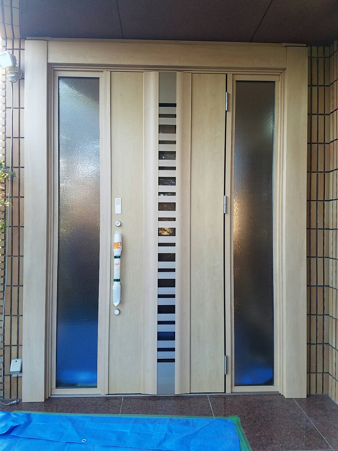 【玄関ドア専科】今日の工事 LIXIL リシェント3 断熱(K4)仕様 G82型 電池錠付 両袖玄関ドア交換 | YKKAP玄関ドア交換・リフォーム専門店 玄関ドア専科