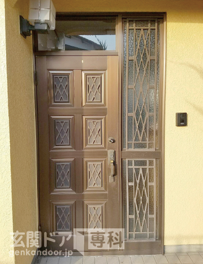 東京都 三鷹市 LIXIL D77型 片袖FIX ランマ付 アンティークオーク色 | YKKAP玄関ドア交換・リフォーム専門店 玄関ドア専科