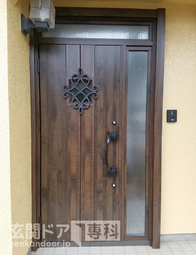 東京都 三鷹市 LIXIL D77型 片袖FIX ランマ付 アンティークオーク色 | YKKAP玄関ドア交換・リフォーム専門店 玄関ドア専科