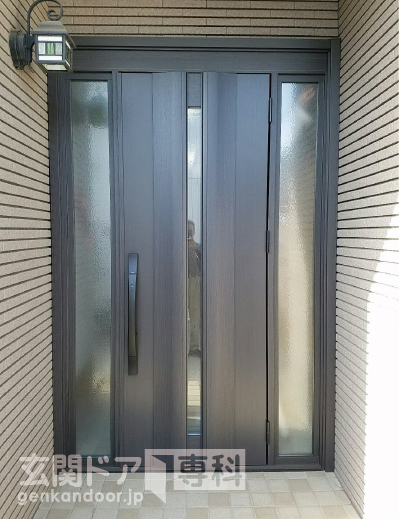 千葉県 花見川区 LIXIL リシェント3 両袖FIX G12型トリノパイン色 | YKKAP玄関ドア交換・リフォーム専門店 玄関ドア専科