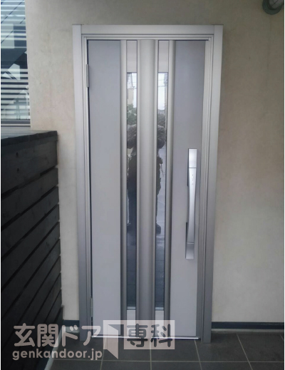 玄関ドア施工例 千葉県 船橋市 LIXIL リシェント3 K4断熱仕様 G77型 シャイングレー色 電池錠 | YKKAP玄関ドア交換・リフォーム専門店 玄関ドア専科