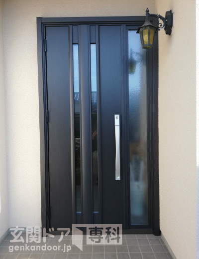 神奈川県 横浜市 LIXILリシェント3 K4断熱仕様 G15型 片袖FIX トリノパイン色 | YKKAP玄関ドア交換・リフォーム専門店 玄関ドア専科