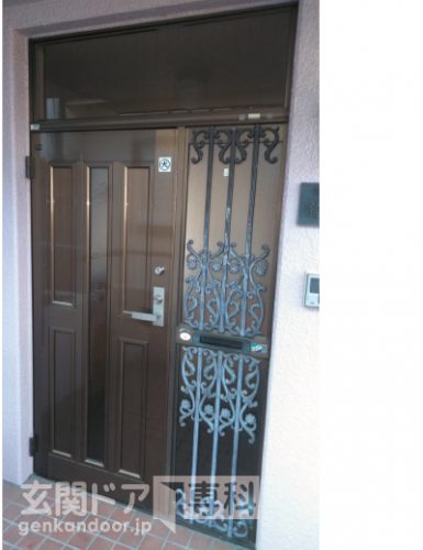 東京都 渋谷区 LIXILリシェント3 K4断熱仕様 M84型 片袖FIXランマ付 クリエモカ色 | YKKAP玄関ドア交換・リフォーム専門店 玄関ドア専科