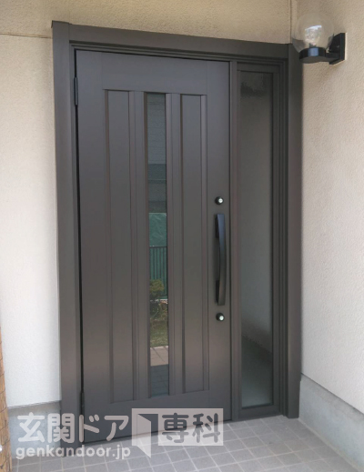 玄関ドア施工例 神奈川県 横浜市 LIXILリシェント3 アルミ仕様 C12N 片袖FIX オータムブラウン色 | YKKAP玄関ドア交換・リフォーム専門店 玄関ドア専科