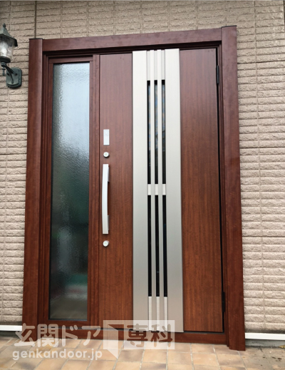 玄関ドア施工例 東京都 葛飾区 LIXIL リシェント3 M84型 片袖FIX ポートマホガニー色 | YKKAP玄関ドア交換・リフォーム専門店 玄関ドア専科