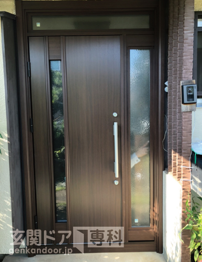 東京都 八王子市 YKKAPドアリモ D4断熱仕様 C09T 片袖FIXランマ付 ショコラウォールナット色 | YKKAP玄関ドア交換・リフォーム専門店 玄関ドア専科