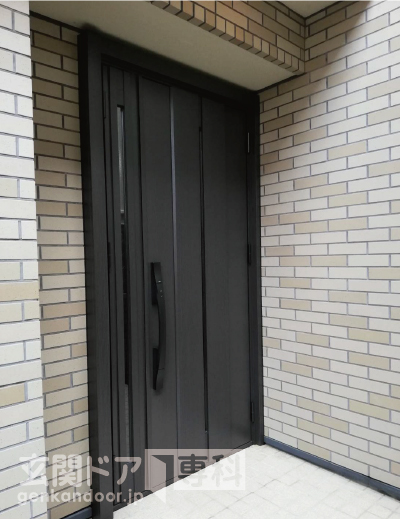 玄関ドア施工例 東京都 世田谷区 LIXILリシェント3 親子 M12型 電池錠トリノパイン色 | YKKAP玄関ドア交換・リフォーム専門店 玄関ドア専科