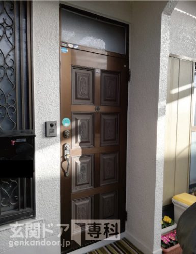 東京都 足立区 LIXILリシェント3 K4断熱仕様 D77型 片開ランマ付 アンティークオーク色 | YKKAP玄関ドア交換・リフォーム専門店 玄関ドア専科