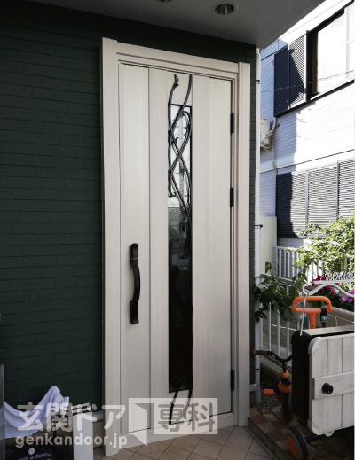 東京都 世田谷区 YKKAPドアリモ E09型 片開 電池錠 バニラウォールナット色 | YKKAP玄関ドア交換・リフォーム専門店 玄関ドア専科