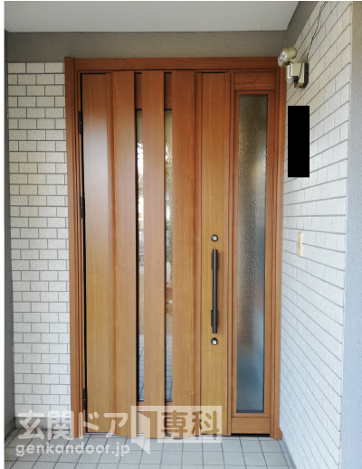 玄関ドア施工例 千葉県 市原市 YKKAP ドアリモD4断熱仕様 C05型 片袖FIX キャラメルチーク色 | YKKAP玄関ドア交換・リフォーム専門店 玄関ドア専科