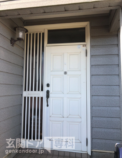 千葉県 富里市 YKKAPドアリモ D4仕様 N05型 片袖FIXランマ付 電池錠 ショコラウォールナット色 | YKKAP玄関ドア交換・リフォーム専門店 玄関ドア専科