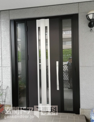 玄関ドア施工例 東京都 足立区 LIXILリシェント G77型 両袖FIX 電池錠 マットブラック色 | YKKAP玄関ドア交換・リフォーム専門店 玄関ドア専科