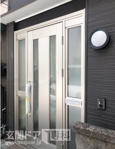 玄関ドア施工例 東京都 足立区 YKKAPドアリモ アルミ仕様 S02型 両袖FIX プラチナステン色 | YKKAP玄関ドア交換・リフォーム専門店 玄関ドア専科