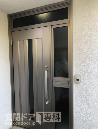 神奈川県 三浦市 LIXIL C12N型 片袖FIXランマポスト付 シャイングレー色 | YKKAP玄関ドア交換・リフォーム専門店 玄関ドア専科