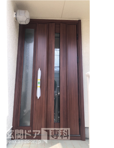 東京都 三鷹市 YKKAPドアリモ C04型 片袖FIX 電池錠 ダージリンウォールナット色 | YKKAP玄関ドア交換・リフォーム専門店 玄関ドア専科