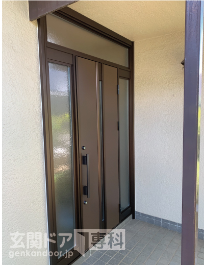 千葉県 千葉市 YKKAPドアリモ F03型 D4断熱 両袖FIXランマ付 ブラウン色 | YKKAP玄関ドア交換・リフォーム専門店 玄関ドア専科