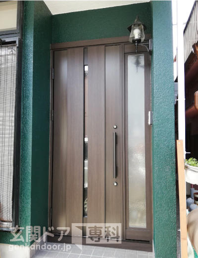 玄関ドア施工例 埼玉県 三郷市 YKKAPドアリモ D4断熱仕様 C08型 片袖FIX 桑炭色 | YKKAP玄関ドア交換・リフォーム専門店 玄関ドア専科