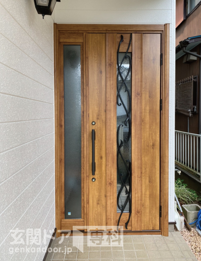 神奈川県 綾瀬市 YKKAPドアリモD4断熱仕様 E09型 片袖FIX マキアートパイン | YKKAP玄関ドア交換・リフォーム専門店 玄関ドア専科