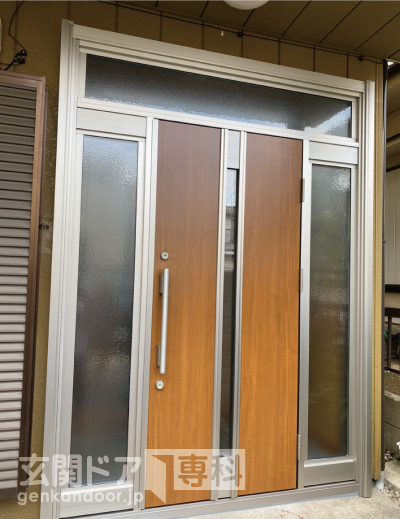 埼玉県 越谷市 YKKAPドアリモ D4断熱仕様 F03型 両袖FIXランマ付 キャラメルチーク色 | YKKAP玄関ドア交換・リフォーム専門店 玄関ドア専科