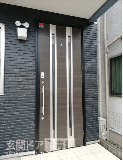 玄関ドア施工例 神奈川県 川崎市 YKKAPドアリモ D4仕様 N07型 片開き 電池錠 マキアートパイン色 | YKKAP玄関ドア交換・リフォーム専門店 玄関ドア専科