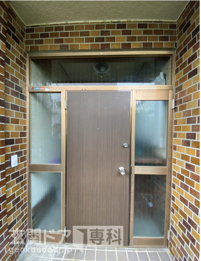 東京都 立川市 YKKAPドアリモ D4断熱仕様 F03T 両袖FIX ハニーチェリー色 | YKKAP玄関ドア交換・リフォーム専門店 玄関ドア専科