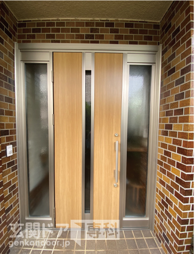 東京都 立川市 YKKAPドアリモ D4断熱仕様 F03T 両袖FIX ハニーチェリー色 | YKKAP玄関ドア交換・リフォーム専門店 玄関ドア専科