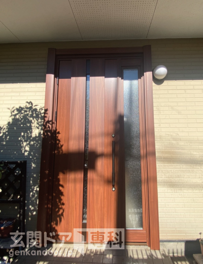玄関ドア施工例 東京都 国立市 YKKAPドアリモD4断熱仕様 C08型 片袖FIX ダージリンウォールナット色 | YKKAP玄関ドア交換・リフォーム専門店 玄関ドア専科