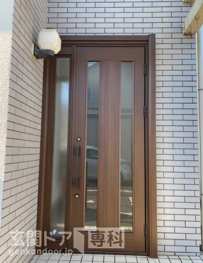 東京都 青梅市 YKKAPドアリモ アルミ仕様 S02型 片袖FIX ショコラウォールナット色 | YKKAP玄関ドア交換・リフォーム専門店 玄関ドア専科