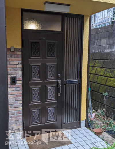 東京都 町田市 YKKAPドアリモ D4断熱仕様 E02型 片袖FIXランマ付 マキアートパイン色 | YKKAP玄関ドア交換・リフォーム専門店 玄関ドア専科