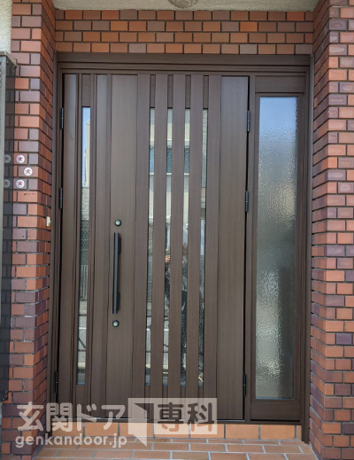 東京都 葛飾区 YKKAPドアリモ D4断熱仕様 C03型 片袖FIX親子 ショコラウォールナット色 | YKKAP玄関ドア交換・リフォーム専門店 玄関ドア専科