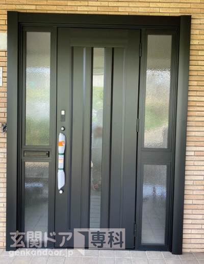 神奈川県 相模原市 LIXILリシェント アルミ仕様 C12N型 両袖FIX 電池錠 マッドブラック色 | YKKAP玄関ドア交換・リフォーム専門店 玄関ドア専科