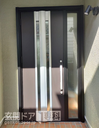 神奈川県 横浜市 LIXILリシェント K4仕様 G77型 片袖FIX マットブラック色 | YKKAP玄関ドア交換・リフォーム専門店 玄関ドア専科