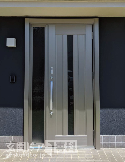 埼玉県 新座市 LIXILリシェント C12N 片袖FIX 電池錠 シャイングレー色 | YKKAP玄関ドア交換・リフォーム専門店 玄関ドア専科