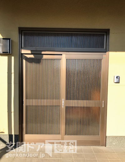 玄関ドア施工例 群馬県 邑楽郡 LIXIL 引戸 複層 P23型 槇調色 | YKKAP玄関ドア交換・リフォーム専門店 玄関ドア専科