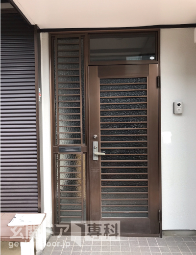 玄関ドア施工例 群馬県 北群馬郡 YKKAPドアリモ D4断熱仕様 F05型 片袖FIX 電池錠 ブラウン色 | YKKAP玄関ドア交換・リフォーム専門店 玄関ドア専科