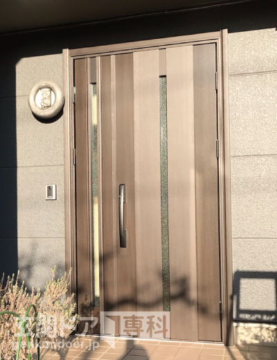 玄関ドア施工例 群馬県 前橋市 YKKAPドアリモ D2仕様 C08型 親子 電池錠 桑炭色 | YKKAP玄関ドア交換・リフォーム専門店 玄関ドア専科