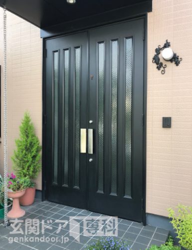 玄関ドア施工例 岡山県 岡山市 LIXIL リシェント3 断熱仕様 G82型 両袖FIXランマ付 トリノパイン色 | YKKAP玄関ドア交換・リフォーム専門店 玄関ドア専科