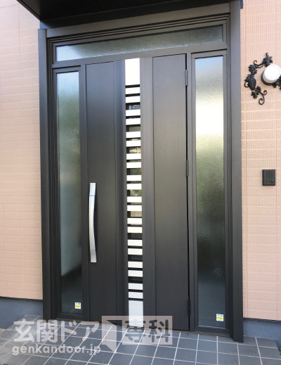玄関ドア施工例 岡山県 岡山市 LIXIL リシェント3 断熱仕様 G82型 両袖FIXランマ付 トリノパイン色 | YKKAP玄関ドア交換・リフォーム専門店 玄関ドア専科