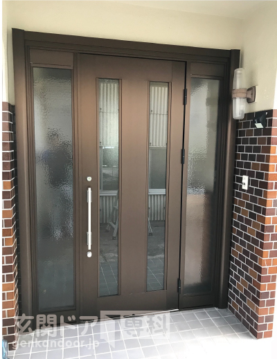 玄関ドア施工例 岡山県 瀬戸内市 YKKAP アルミ仕様 S02型 両袖FIX ブラウン色 | YKKAP玄関ドア交換・リフォーム専門店 玄関ドア専科