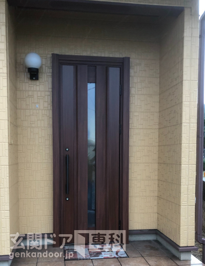 岡山県 浅口市 YKKAPドアリモ断熱仕様 C04 片開き ショコラウォールナット色 | YKKAP玄関ドア交換・リフォーム専門店 玄関ドア専科