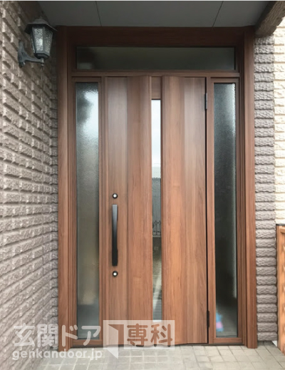 岡山県 瀬戸内市 LIXILリシェント G12型 両袖FIXランマ付 クリエモカ色 | YKKAP玄関ドア交換・リフォーム専門店 玄関ドア専科