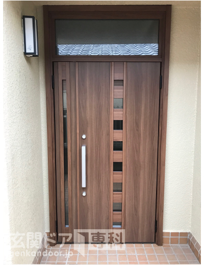 玄関ドア施工例 香川県 坂出市 LIXIL リシェント3 断熱仕様 M28型 親子ランマ付 クリエモカ色 | YKKAP玄関ドア交換・リフォーム専門店 玄関ドア専科